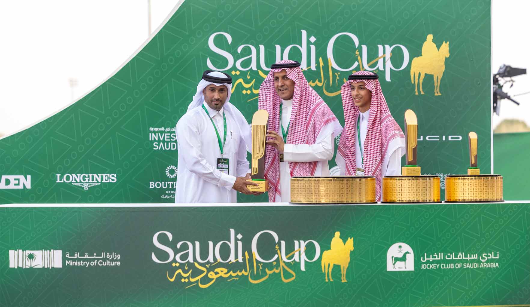 الرئيس التنفيذي للوطنية للإسكان يتوج الفائز بالشوط السعودي الدولي في كأس السعودية 2024 | NHC
