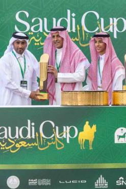 الرئيس التنفيذي للوطنية للإسكان يتوج الفائز بالشوط السعودي الدولي في كأس السعودية 2024 | NHC